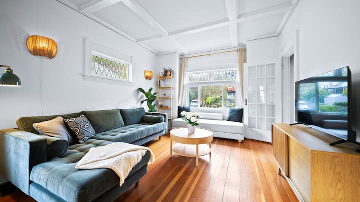 Gonzales Beach Retreat-whole House, Cedar Hot Tub! - Victoria