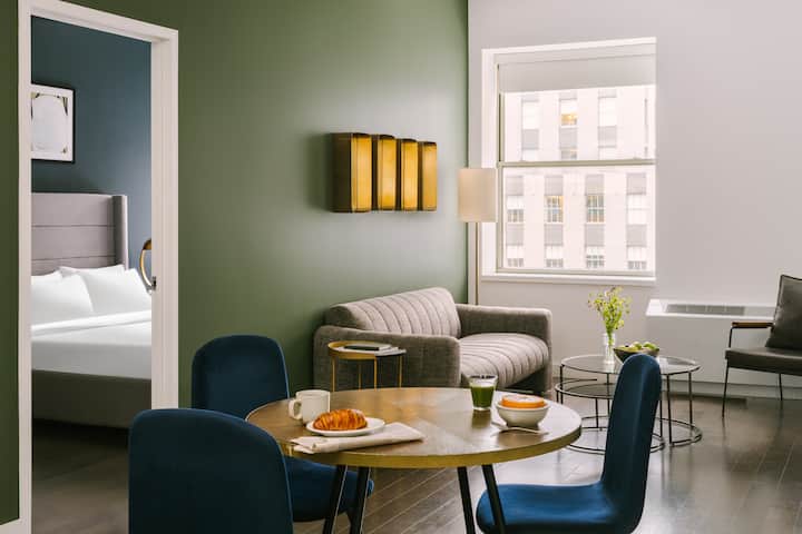 Deluxe 1 Bed W/ Sleeping Den, 1 King 1 Queen, Fidi - New York