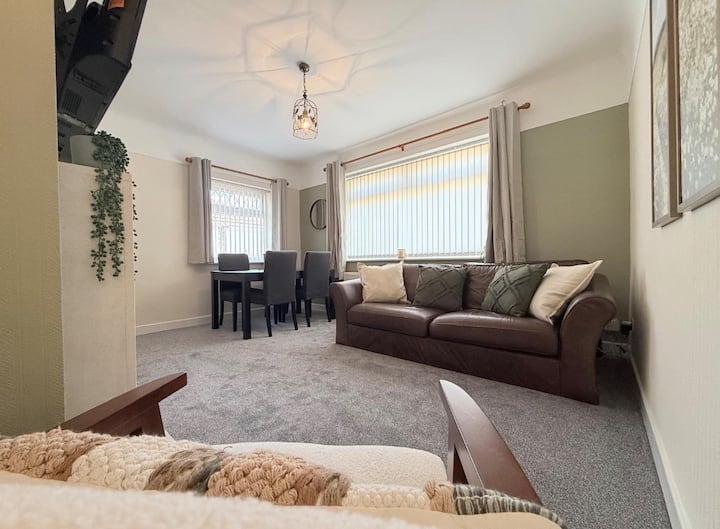 Hawarden Haven | 3-br Bungalow & Free Parking - Mold