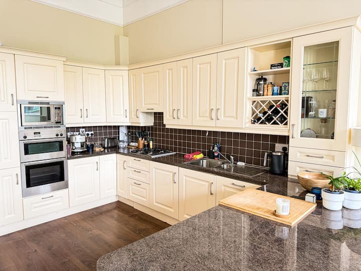 Extremely Spacious Apartment In Victorian Building - Bray
