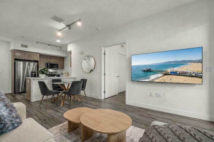 Santa Monica | Has Pool & Parking | Walk To Beach - Santa Monica, CA