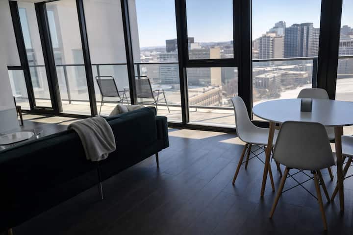 Downtown Winnipeg | 2br High-rise W/ Parking & Gym - Winnipeg