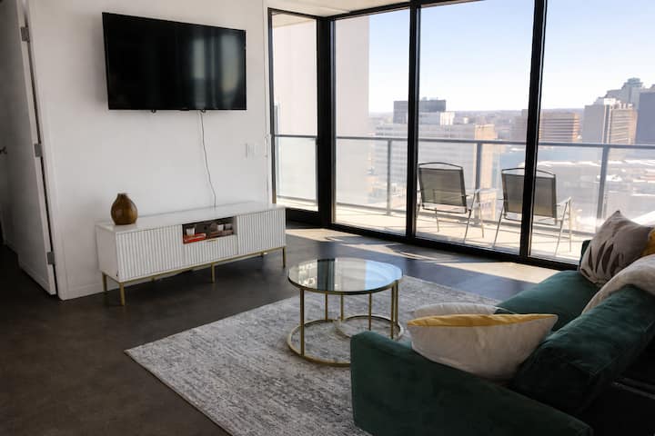 Downtown Winnipeg | 2br High-rise W/ Parking & Gym - Winnipeg