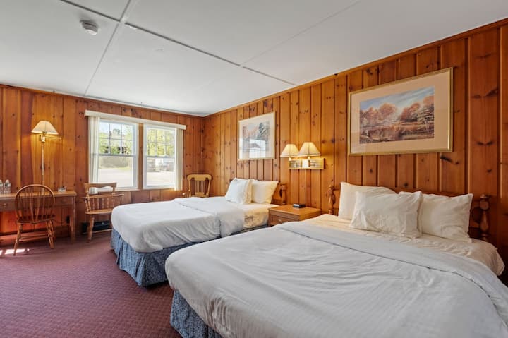 The Littleton Motel - 2 Queen Room - Littleton, NH