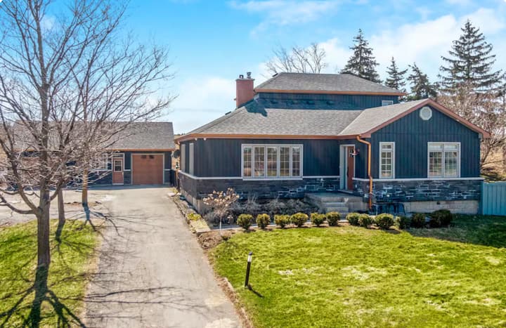 Cottage Style 4 Bedroom House - Georgetown, ON, Canada