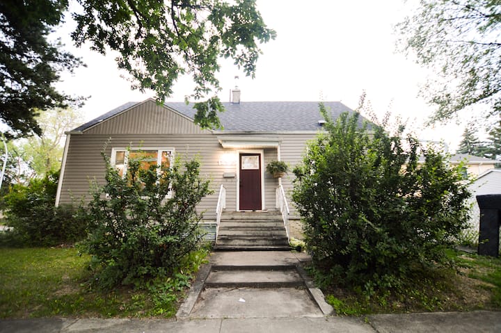 Updated Cozy 4 Bdrm 50s Home - Free Parking - Saint Albert