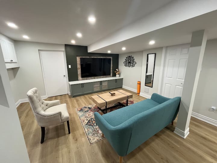 The Urban Nest | Brand New | King Beds | 75” Tv - Mississauga