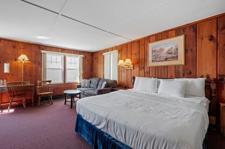 The Littleton Motel - King Suite Room - Littleton, NH