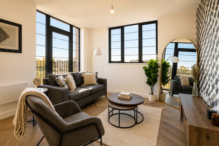 Canal Views| Fast Wifi & Workspace | Sleeps 6 - Birmingham
