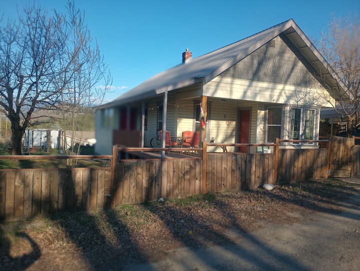 Charming In-town Stay In Walkable Location - Curlew Lake State Park, Republic