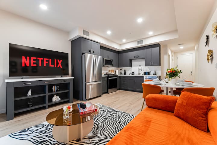 Olympa 2bd-2ba •Walk Of Fame•pool&spa, Freeparking - West Hollywood, CA