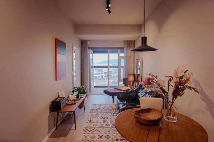 Downtown Harbour Flat Mountain & Sea Views - Reikiavik