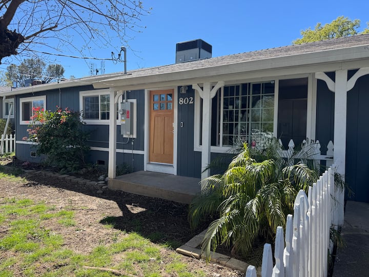 The Charming Ridge House - Redding, CA