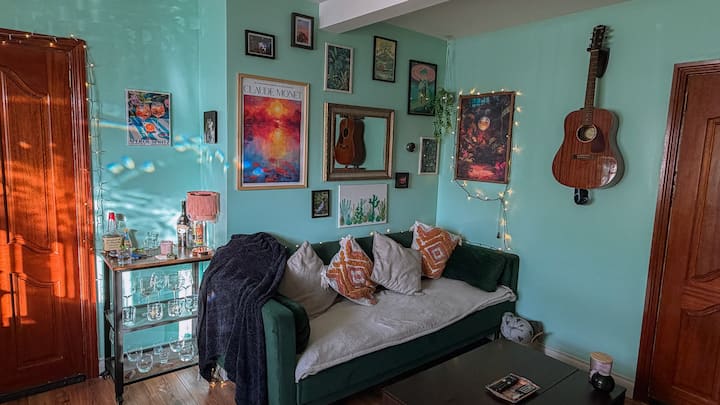 Cozy Colorful Belfast Base- Idylic Location - Belfast