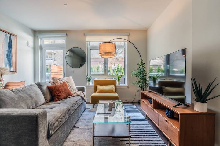 Old Town 4br | Gym Balcony | Bellevue Parkside L&m - Bellevue, WA