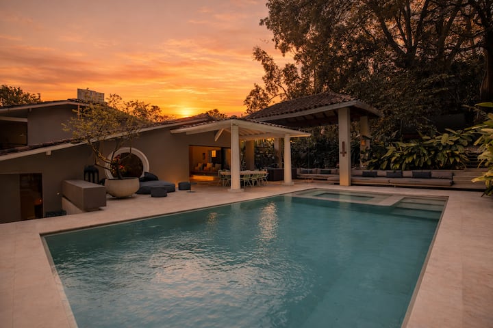 Luxe Villa With Heated Pool & Outdoor Bar - Medellín