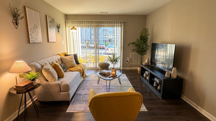 Your Reston Retreat: Modern 2br/1ba + Pool - Reston, VA