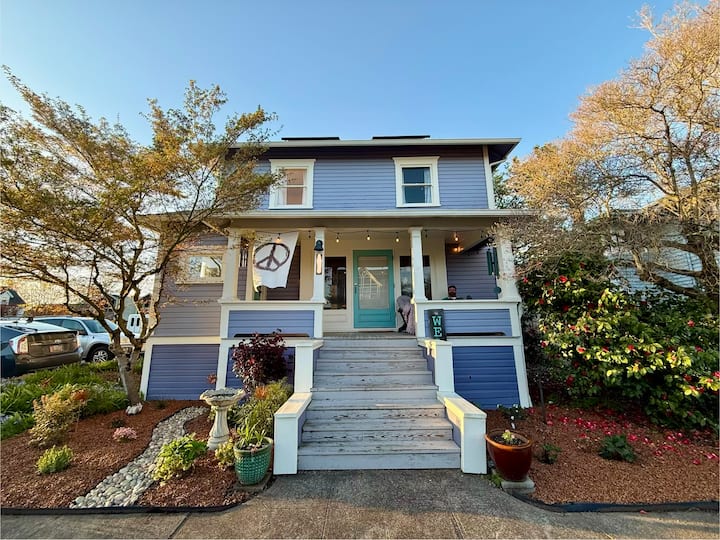 ~ Ash's House ~ Entire Upstairs Apartment! - Albany, OR