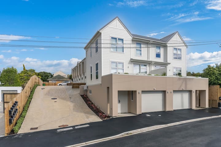Modern 3-story Inner-city Sanctuary - Dunedin