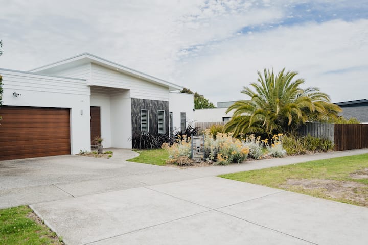 Seabreeze Pacific Drive - Torquay - Sleeps 11! - Torquay