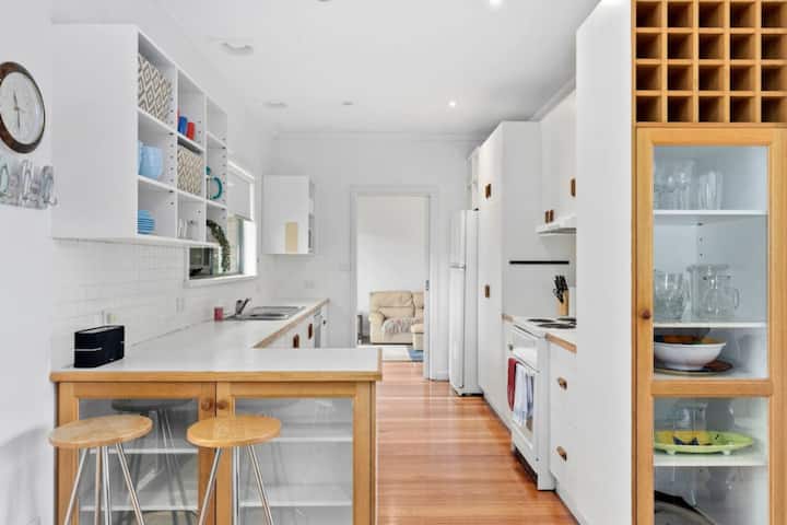 Matching Green On The Parade - Perfect Location! - Geelong