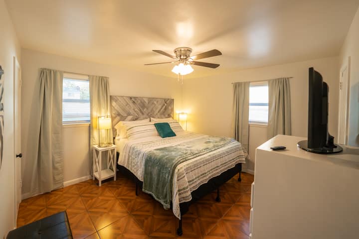 Relaxing Tulsa Retreat • Clean, Quiet & Spacious - Tulsa, OK