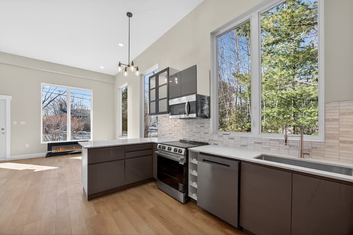 Modern 3br And 2 Bath Home With High Ceilings - Fredericton