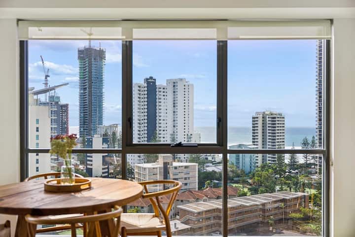 Skyline & Ocean View Retreat | Gc Highway - 1303 - クイーンズランド