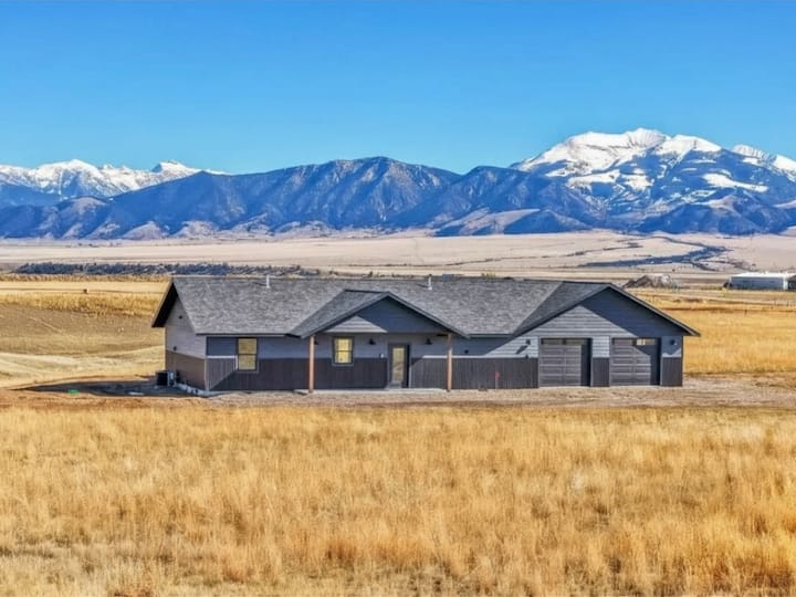 Madison Valley Vista: Luxury Retreat & Views - Ennis, MT