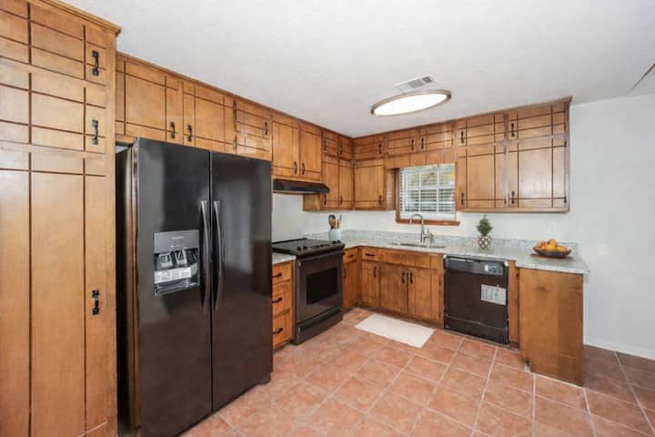 Modern Spacious Retreat Near Atl Airport W/ Yard - Riverdale, GA