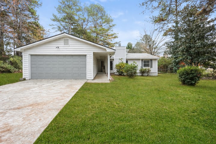 Modern Spacious Retreat Near Atl Airport W/ Yard - Riverdale, GA