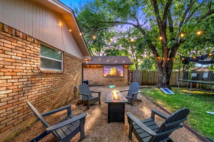 Summer Retreat | Hot Tub + Backyard Movie Nights - Dallas, TX