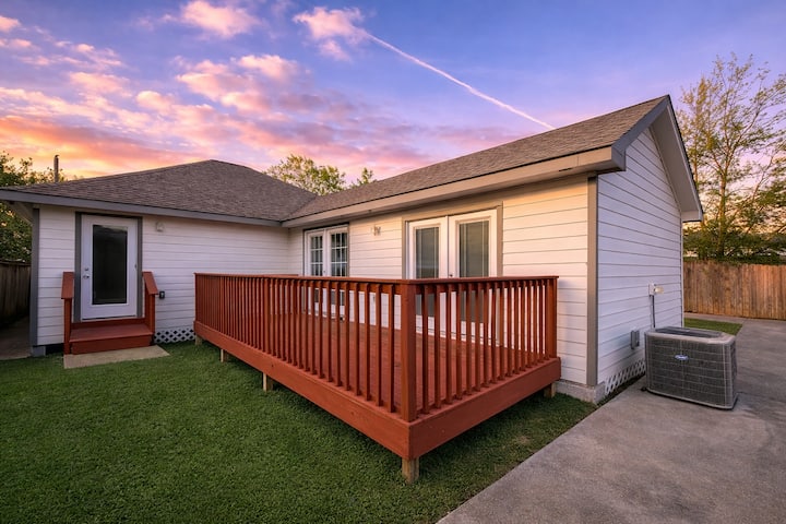 The Noble House | Luxury 4br Minutes From Downtown - Houston, TX