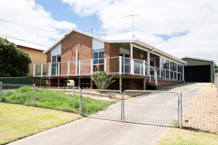 Views On The Avenue - Pet Friendly - Sleeps 5 - Drysdale