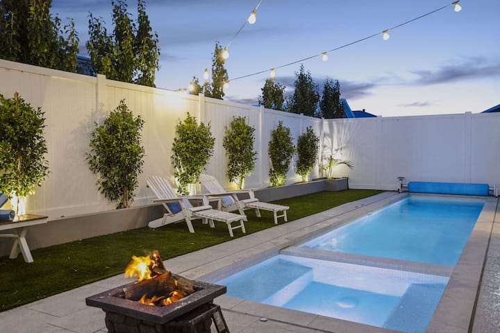 Hamptons In Torquay - 5 Bath, Pool, Spa & Theatre! - Geelong