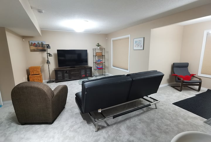 Cozy Homey Basement Suite With Private Entrance - Calgary