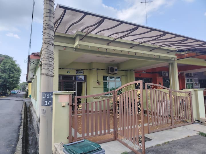 Rafmaz Homestay Yong Peng - Yong Peng