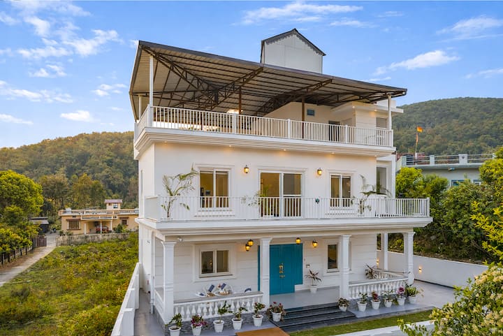 Luxury 4bhk Villa Near Mussoorie Hills - Dehradun
