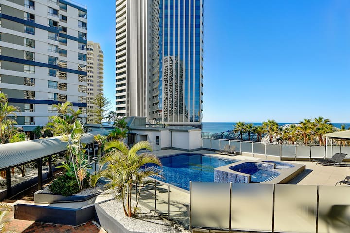 3 Bedroom Beach Home For 7 With Parking - Surfers Paradise