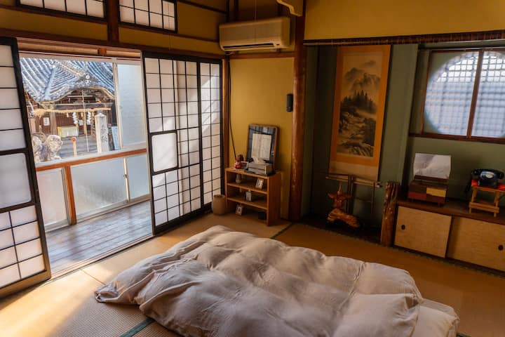 神社の隣に佇む昭和レトロ旅館｜尾道・新開の小さな宿 - Onomichi