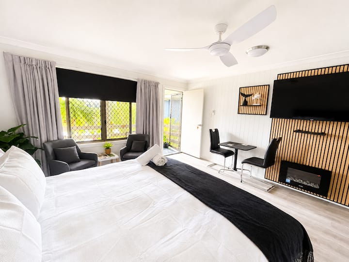Private Lake Escape Villa
"Waters Edge" - Hervey Bay