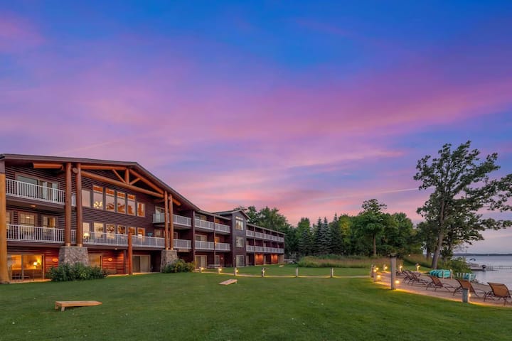 Lake Detroit 2 Queen Room W/ Breakfast & Pool - Detroit Lakes, MN