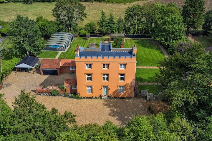 18th Century Manor With Pool + Hot Tub - Hertfordshire