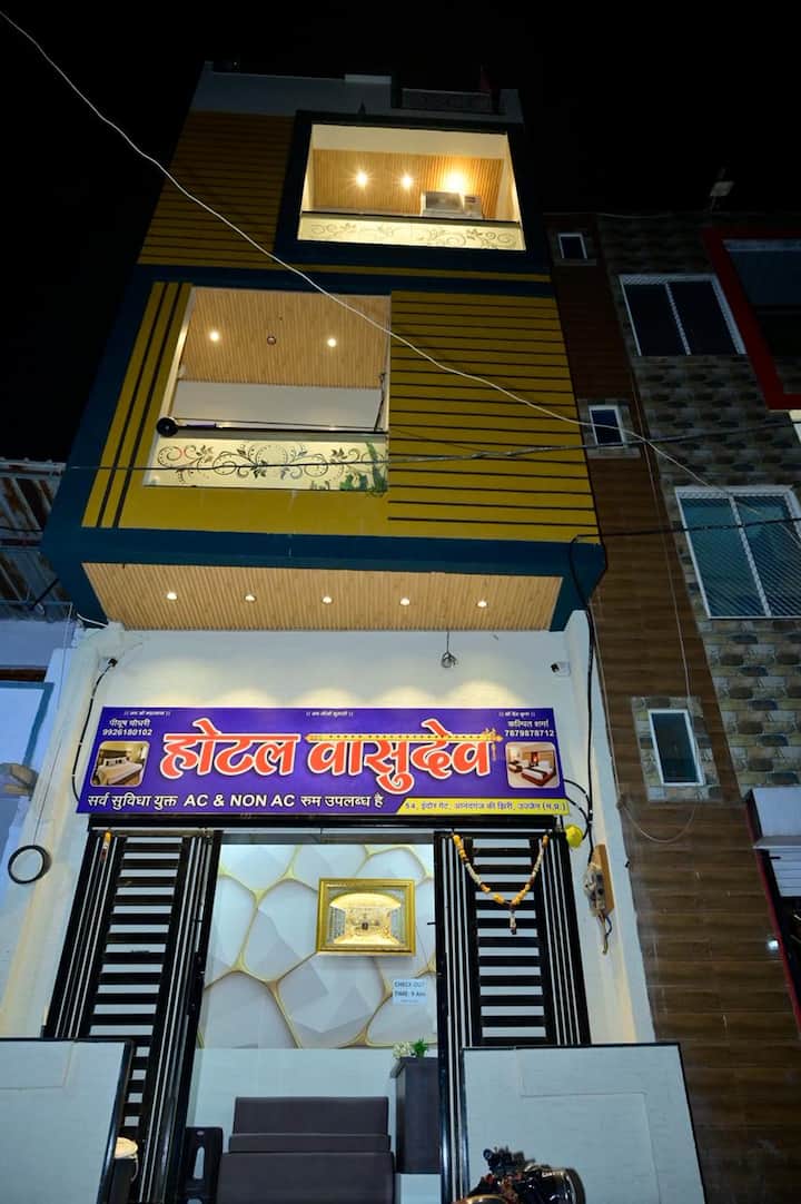 Hotel Vasudev 
Near Mahakal Mandir - Ujjain