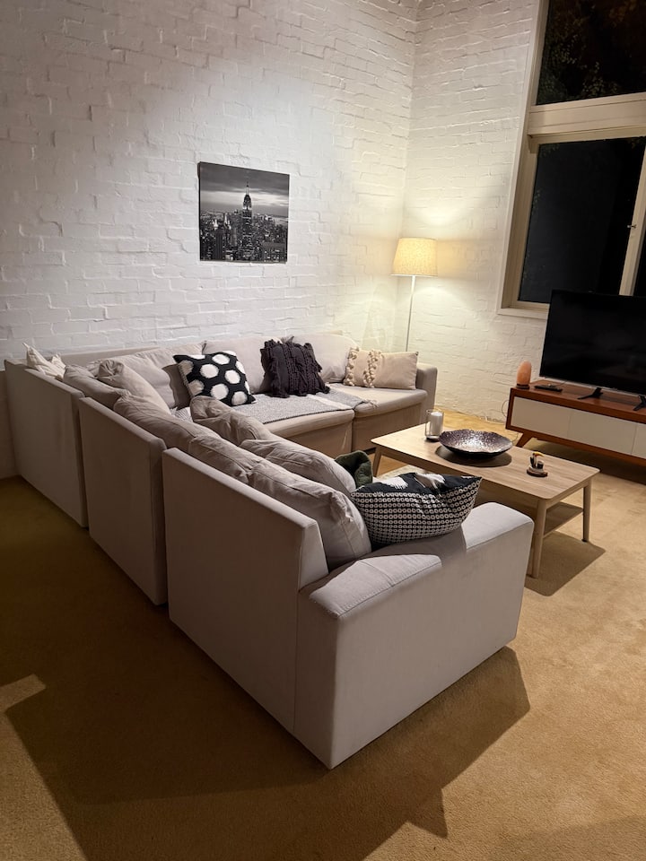 Four Bedroom House With A Pool Table | Koala Park - 파라마타