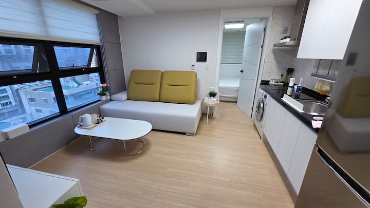 [루시엘하우스]광안리 해변10초/깨끗한 행복숙소/오픈테라스/애견동반가능/무료주차/오락실게임 - Busan