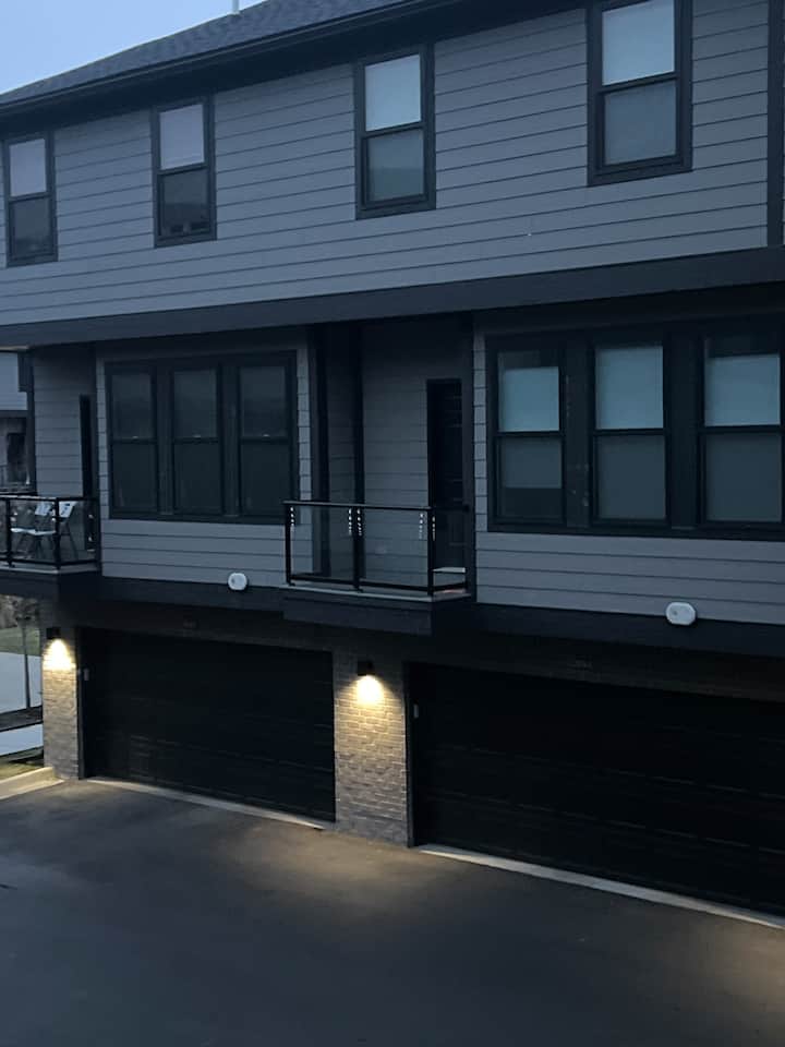 Charming Modern Townhome For Professionals - Troy, MI