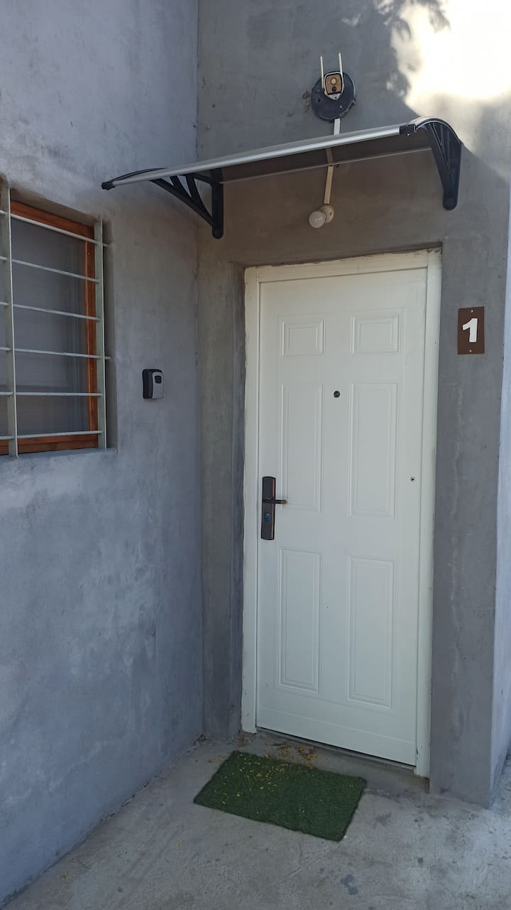 Casa Completa Con Estacionamiento Cerrado - Monte Caseros