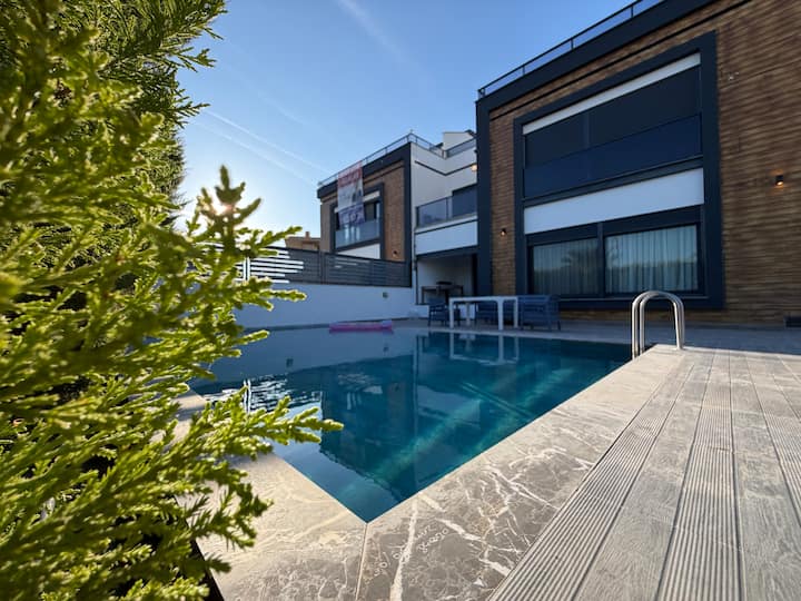 Kahraman Living Müstakil Havuzlu ÖZel Villa - Foça