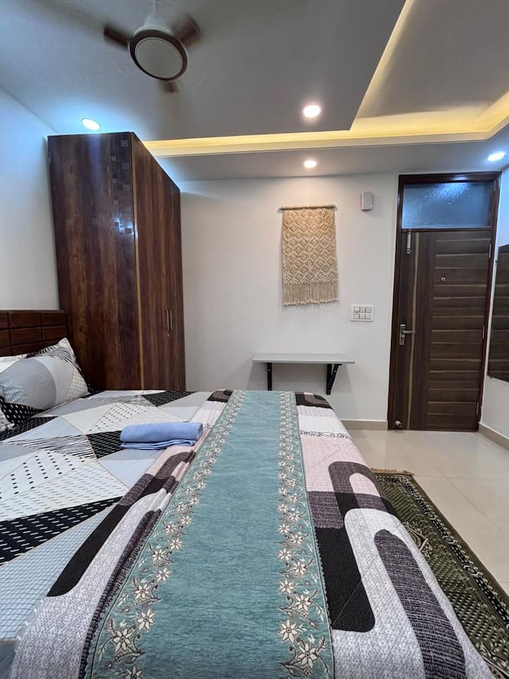 112, Entire Flat In Sant Nagar - New Delhi